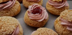 Choux s krémem z ruby čokolády a malinami 🍫 | Čokoládovna LYRA